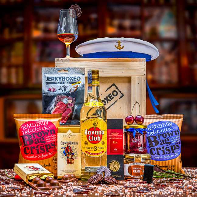 Dárek pro rybáře FishBOXeo v bedně s páčidlem | Manboxeo.cz